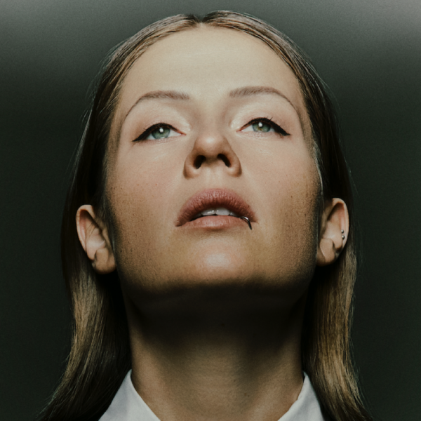 Charlotte de Witte annonce un premier album pour le 7 novembre 2025, en dévoilant un premier ...